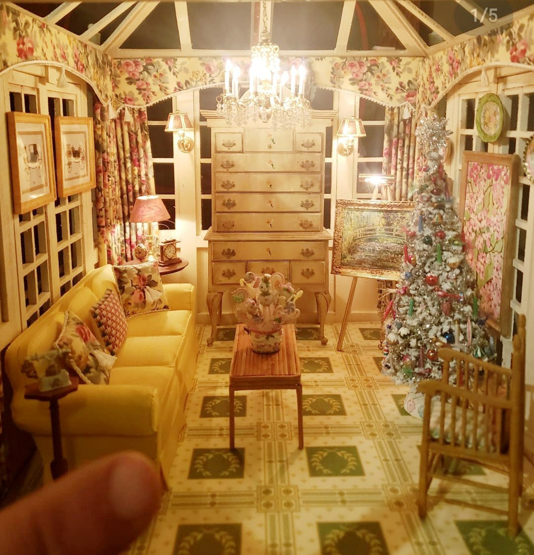 Incredible Dollhouse Miniatures Look Like Real-Life Homes ...